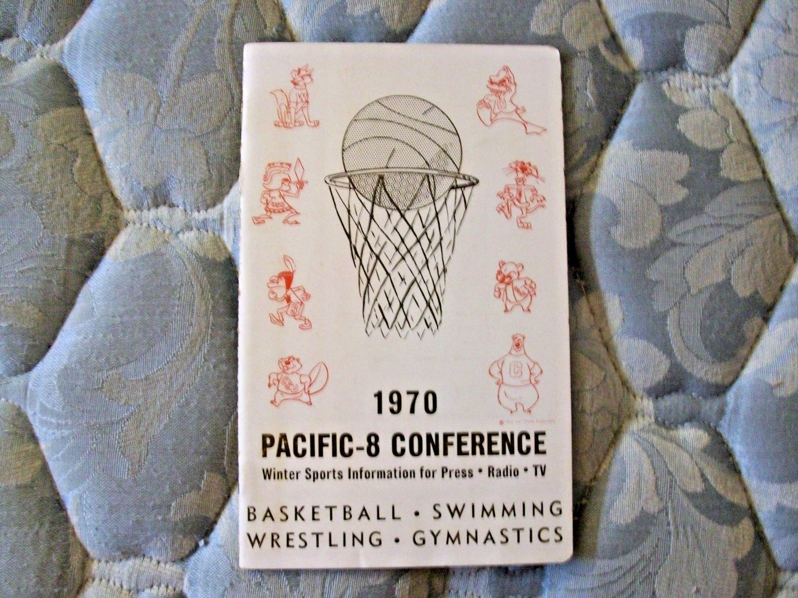 1970 PAC 8 CONFERENCE BASKETBALL MEDIA GUIDE Yearbook JOHN WOODEN UCLA ...