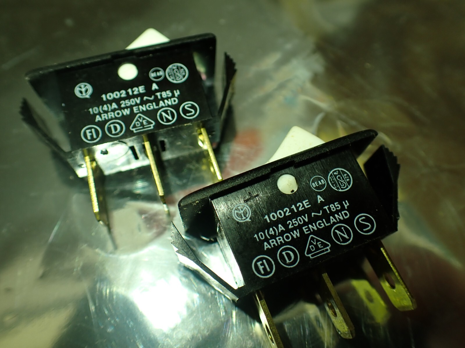 EATON ARROW ROCKER SWITCH SINGLE POLE 10A 250V BLACK WHITE SWITCH ...