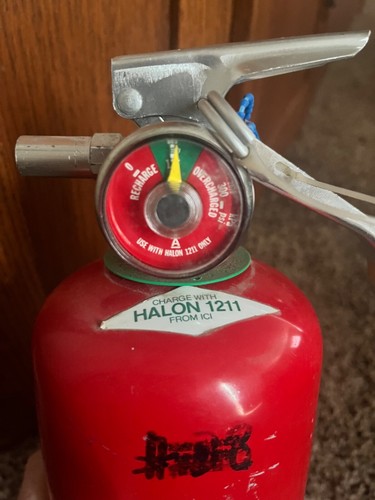 9 LB HALON 1211 ABC AMEREX FIRE EXTINGUISHER FULL IN THE GREEN FIRE RED ...