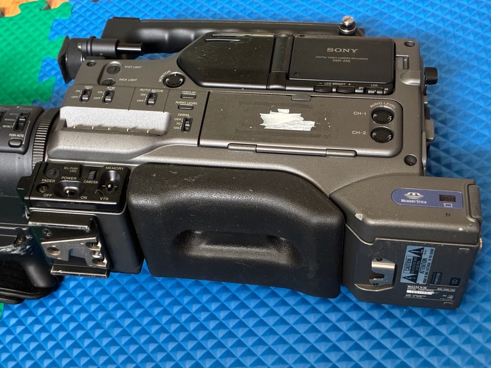 Sony DSR-250 DVCAM/miniDV Digital Video Camera with 1394 Firewire SD ...