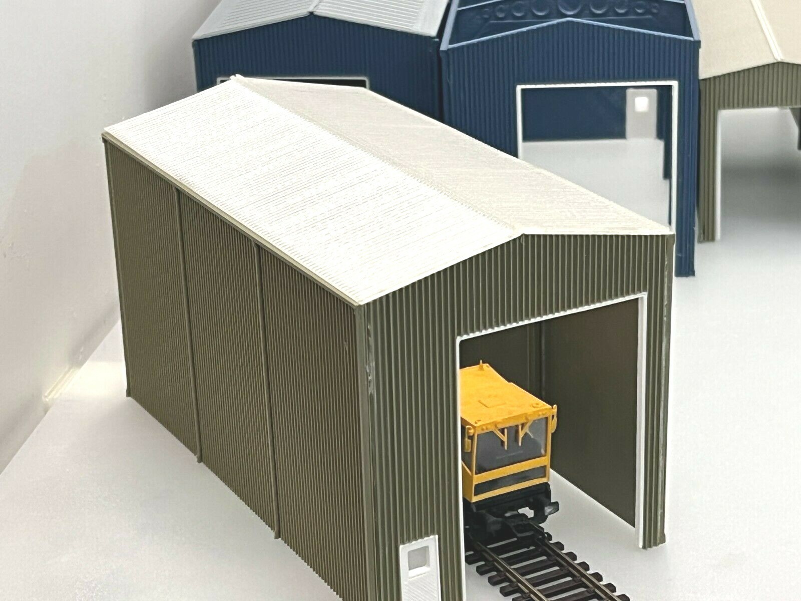 Built 'OO' Gauge Model Railway Modern Engine Shed Green, Blue or Long ...