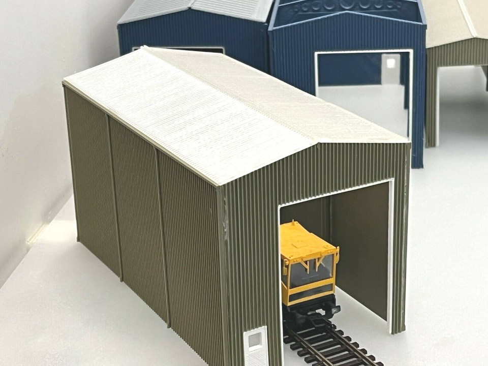 Built 'OO' Gauge Model Railway Modern Engine Shed Green, Blue or Long ...