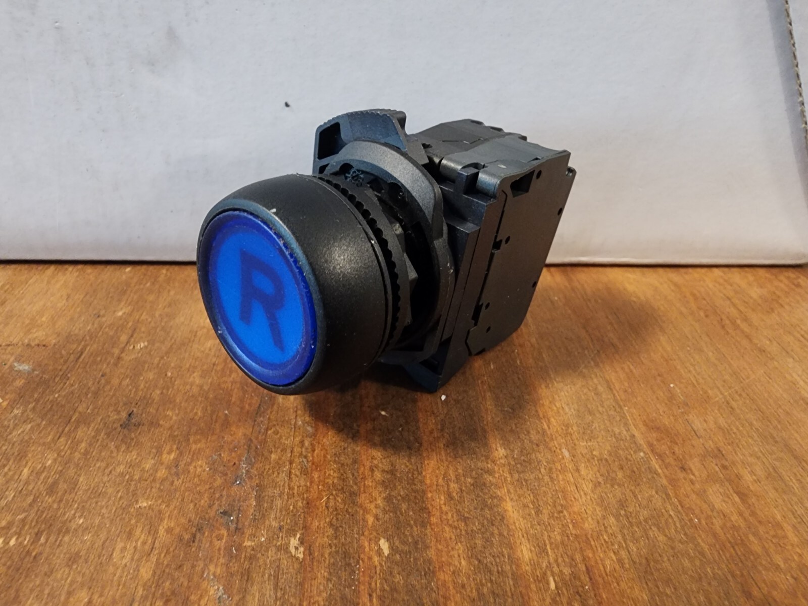 Allen-Bradley Blue "R" Pushbutton, (1) 800F-Q3W Ser. B / (1) 800F-Q10 ...