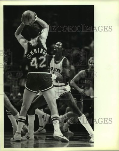 1984 Press Photo Pat Cummings, Edgar Jones in Mavericks vs Spurs ...