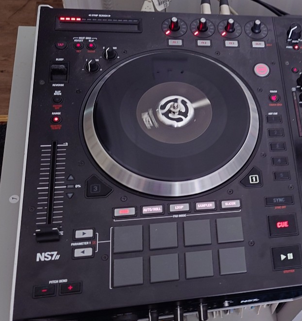 Numark NS7II 4-Channel Motorized DJ Controller and Flight Case ...