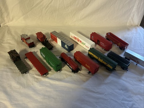 Life Like, HO Scale Rail Stock Lot Of Mostly Santa Fe Cars, Box Cars ...