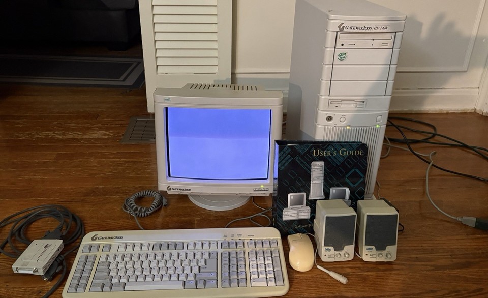 Vintage Gateway 2000 Computer Monitor Keyboard Speakers, Manuel Parts ...