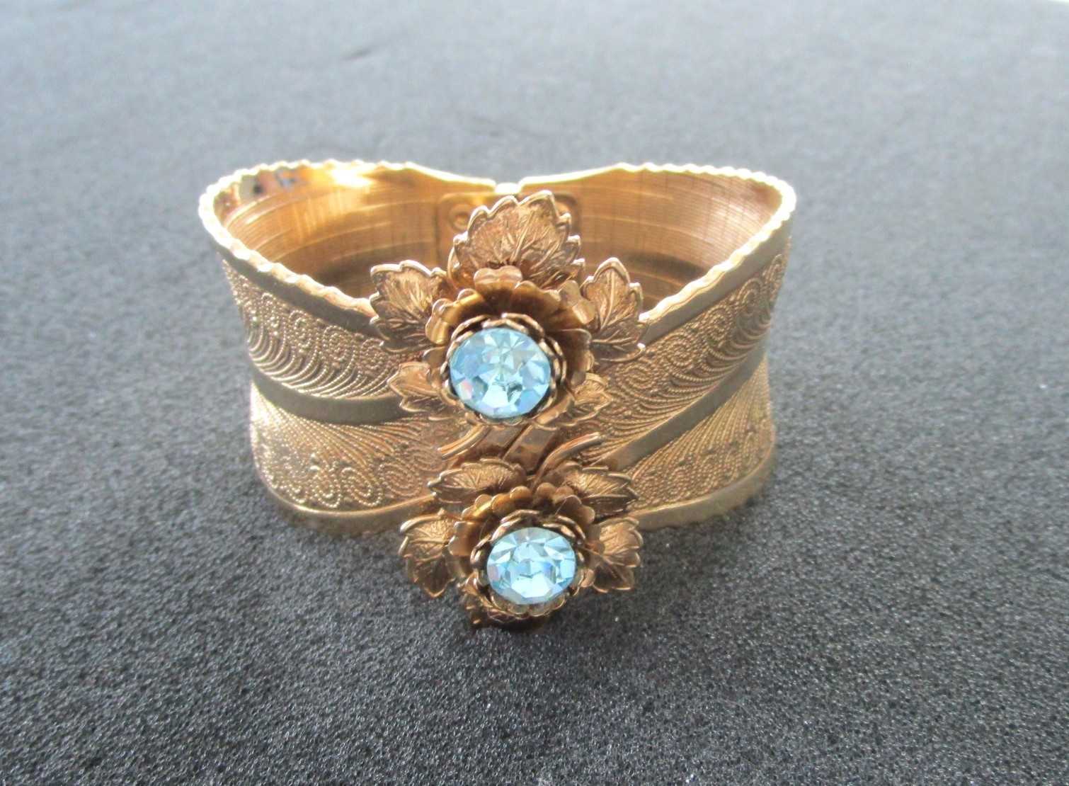 Купить Vintage clamper bracelet. Mod and very collectible in gold tone ...