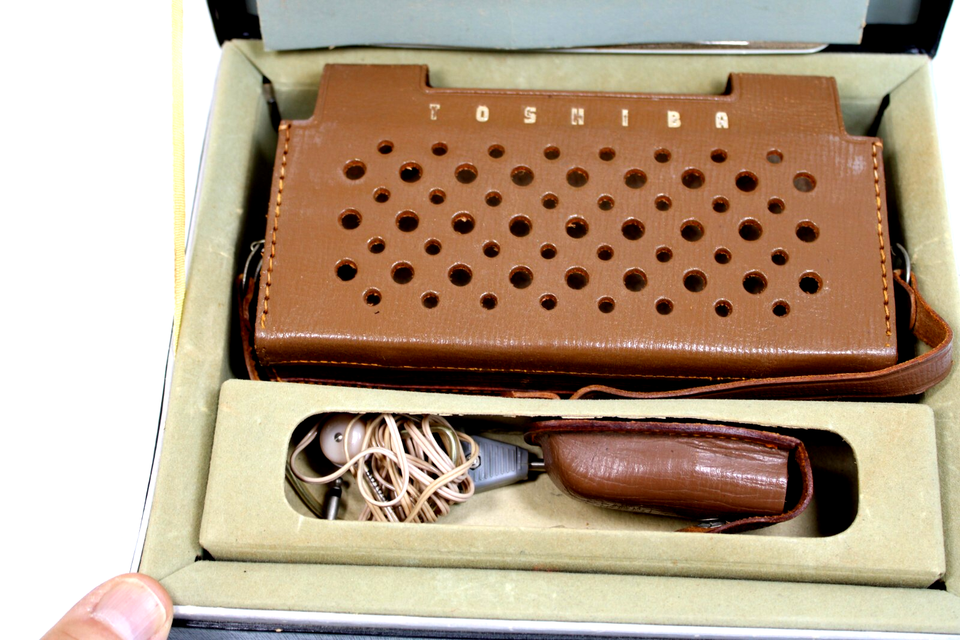 VINTAGE OLD 50s TOSHIBA ANTIQUE TRANSISTOR RADIO & FACTORY DISPLAY BOX ...