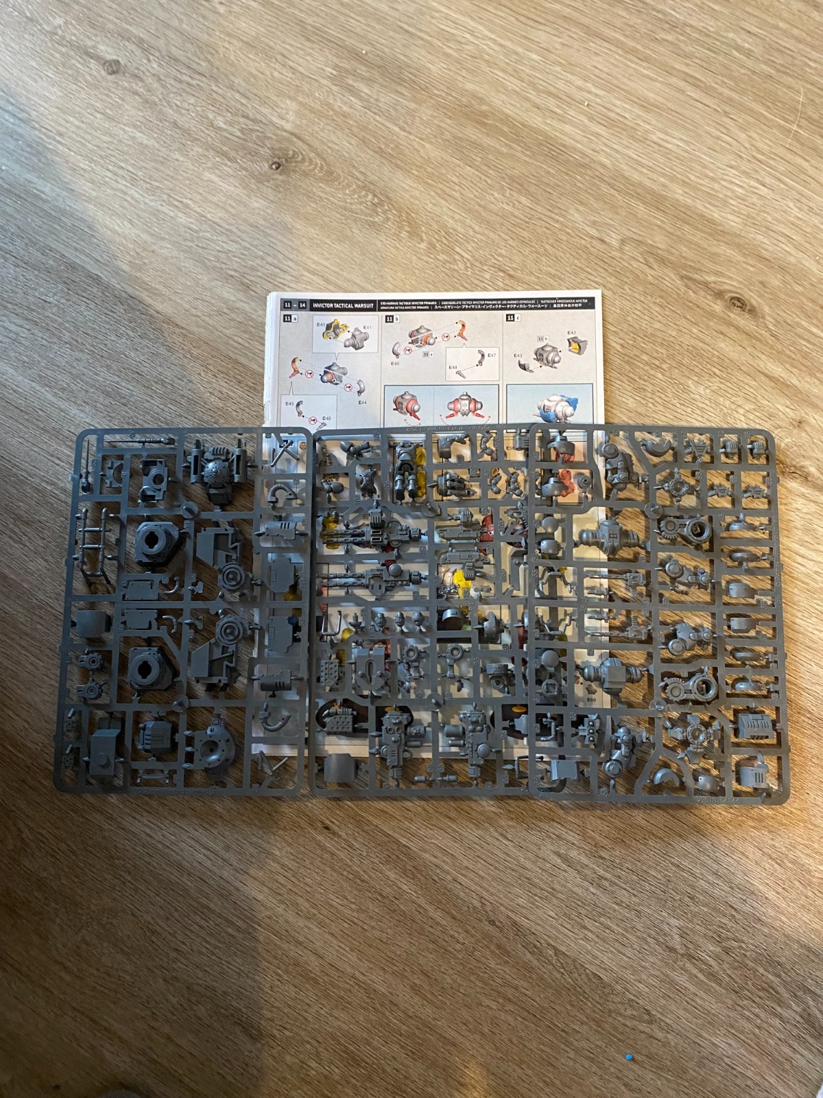 Warhammer 40k - Invictor Tactical Warsuit - Im Rahmen mit Base | eBay.de