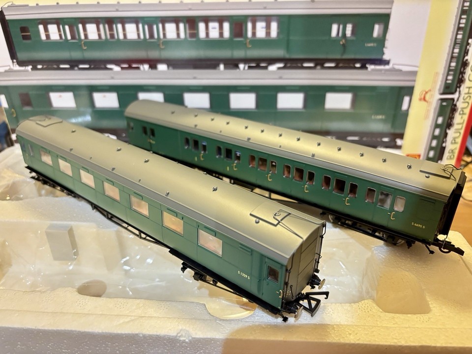 HORNBY OO GAUGE R4534A BR MAUNSELL GREEN PULL-PUSH TWO COACH PACK set ...