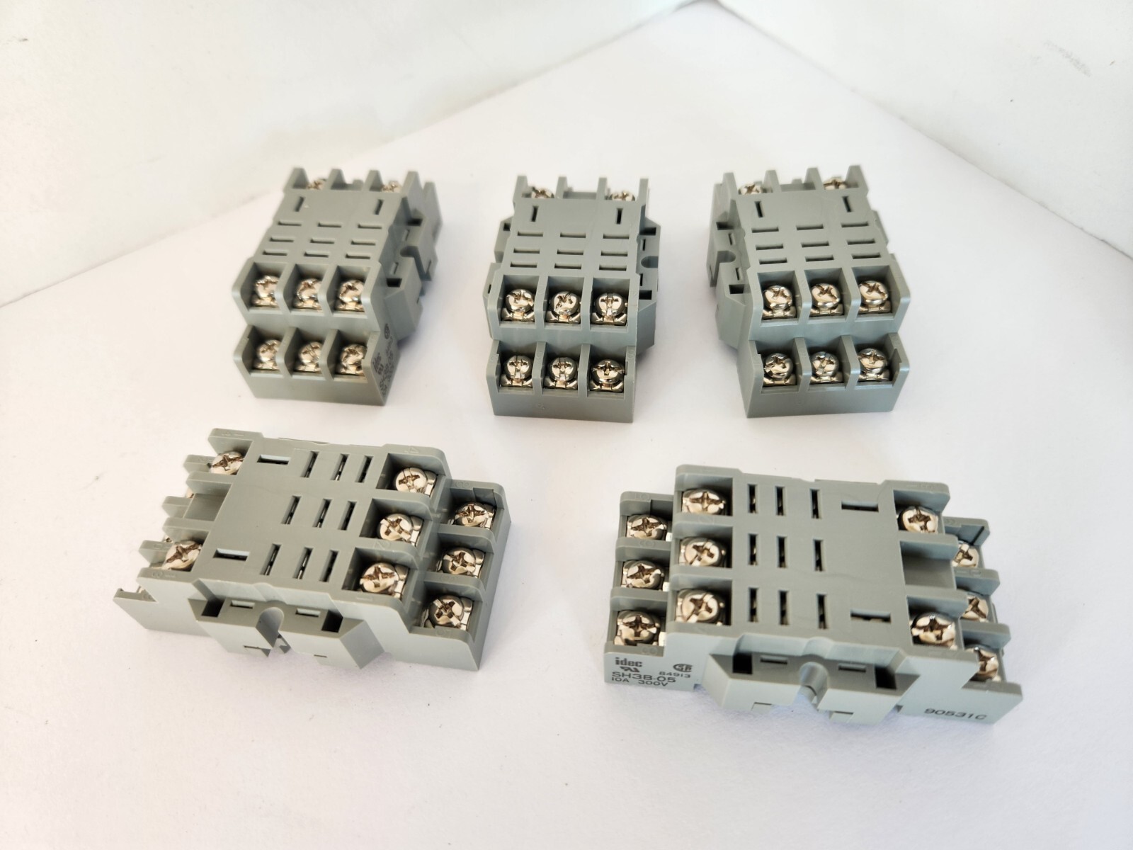 BRAND NEW IDEC RELAY SOCKETS MODEL # SH3B-05 BOX OF 10 WITH FITTINGS (A ...