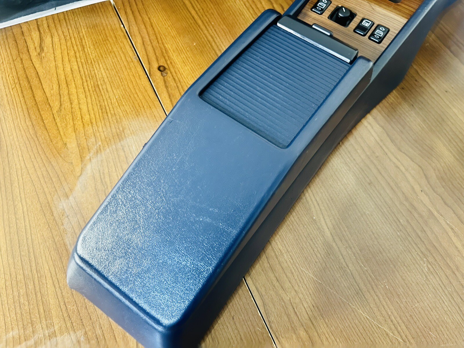 Mercedes W124 Blue Assembling The Central Console Dashboard Trim Box ...