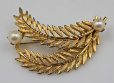 Vintage gold tone cultured pearl wheat feather shape signed LISNER pin ...