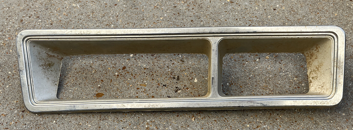 1978 Lincoln CONTINENTAL Mark V Pair of Front Lower Corner Light Bezels ...