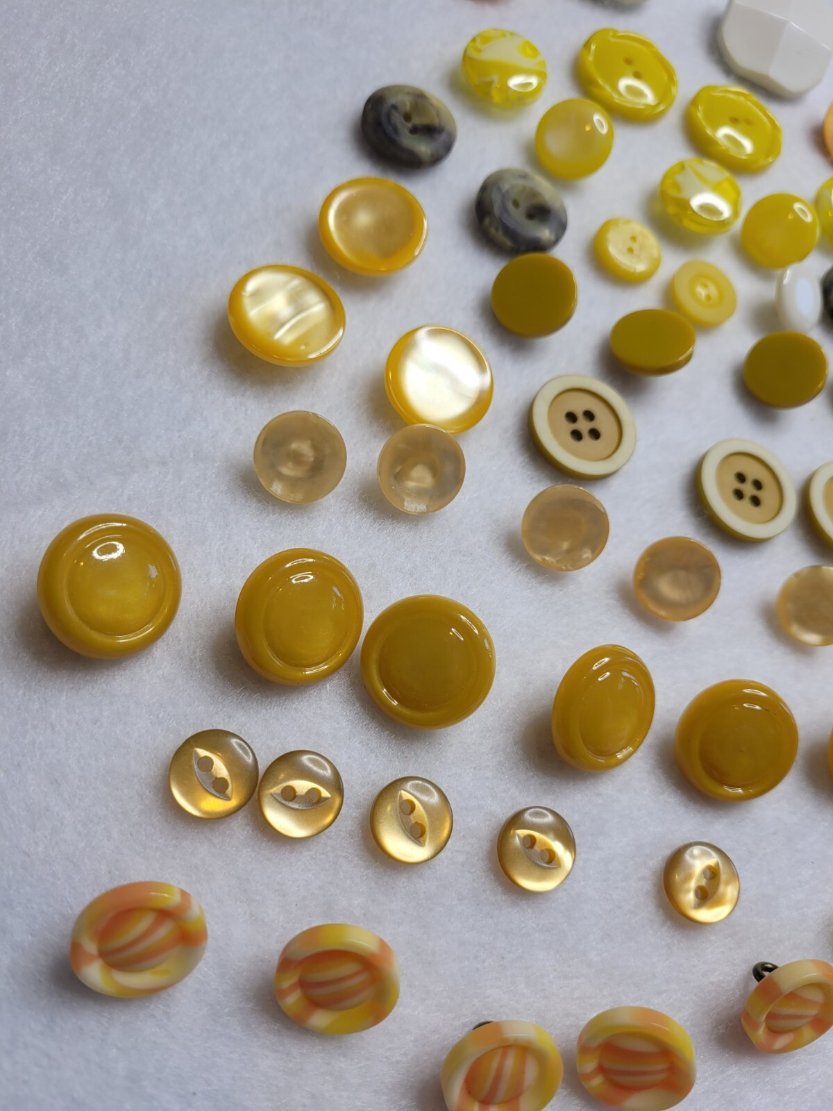 Lot Of 50 Vintage Yellow Gold Buttons Junk Journal Craft Scrapbook Art ...