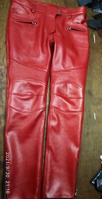 Rote gesteppte Biker-Lederhose für Herren. Designer-Lederhose aus ...
