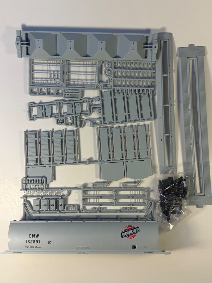 HO Scale Cylindrical Grain Car 4-Bay Covered Hopper Kit C&NW #182891 | eBay
