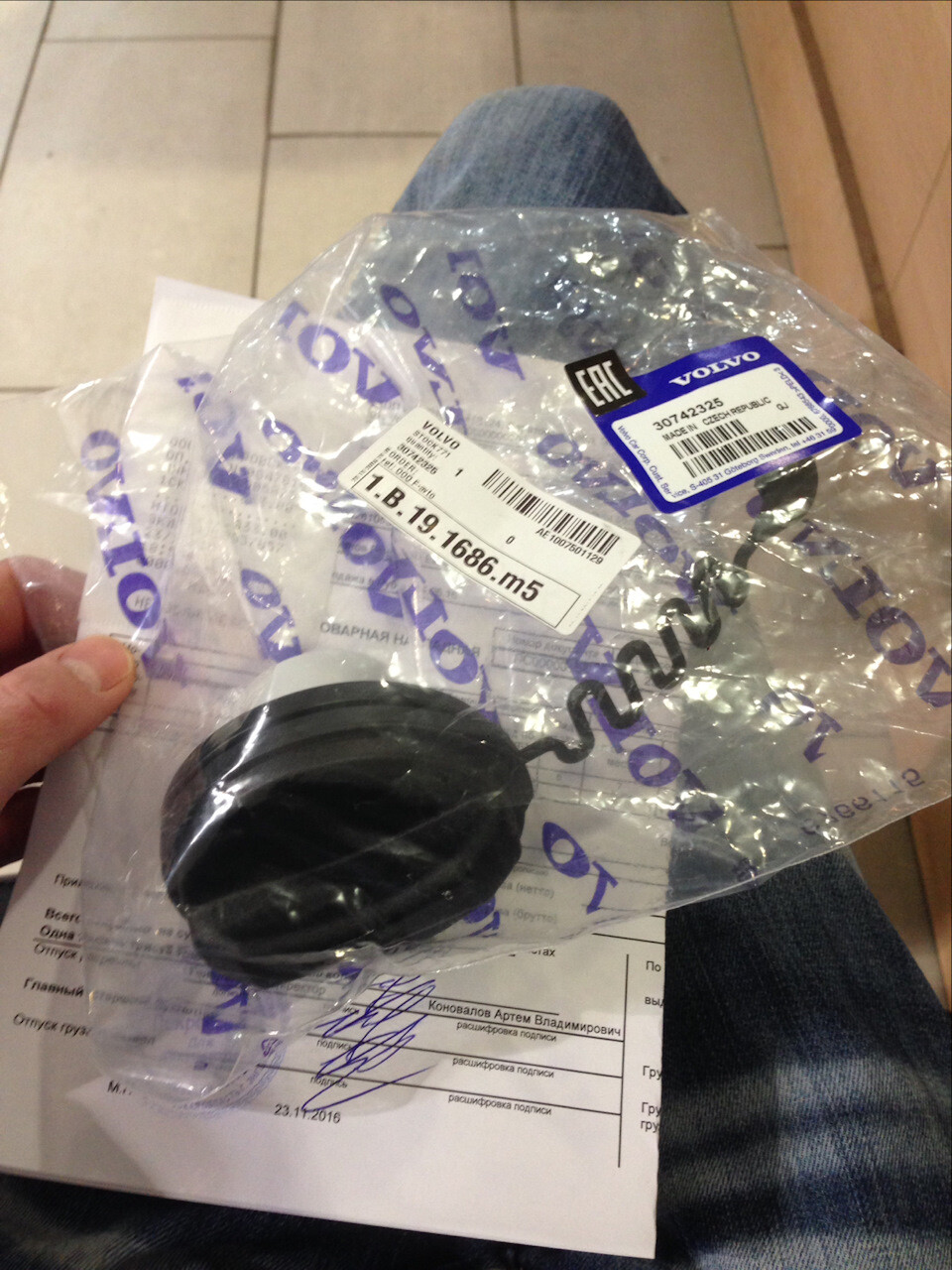 Genuine Volvo C30 2007-2013 S40, V50 2004-2012, C70 2006-2012, Fuel Cap ...