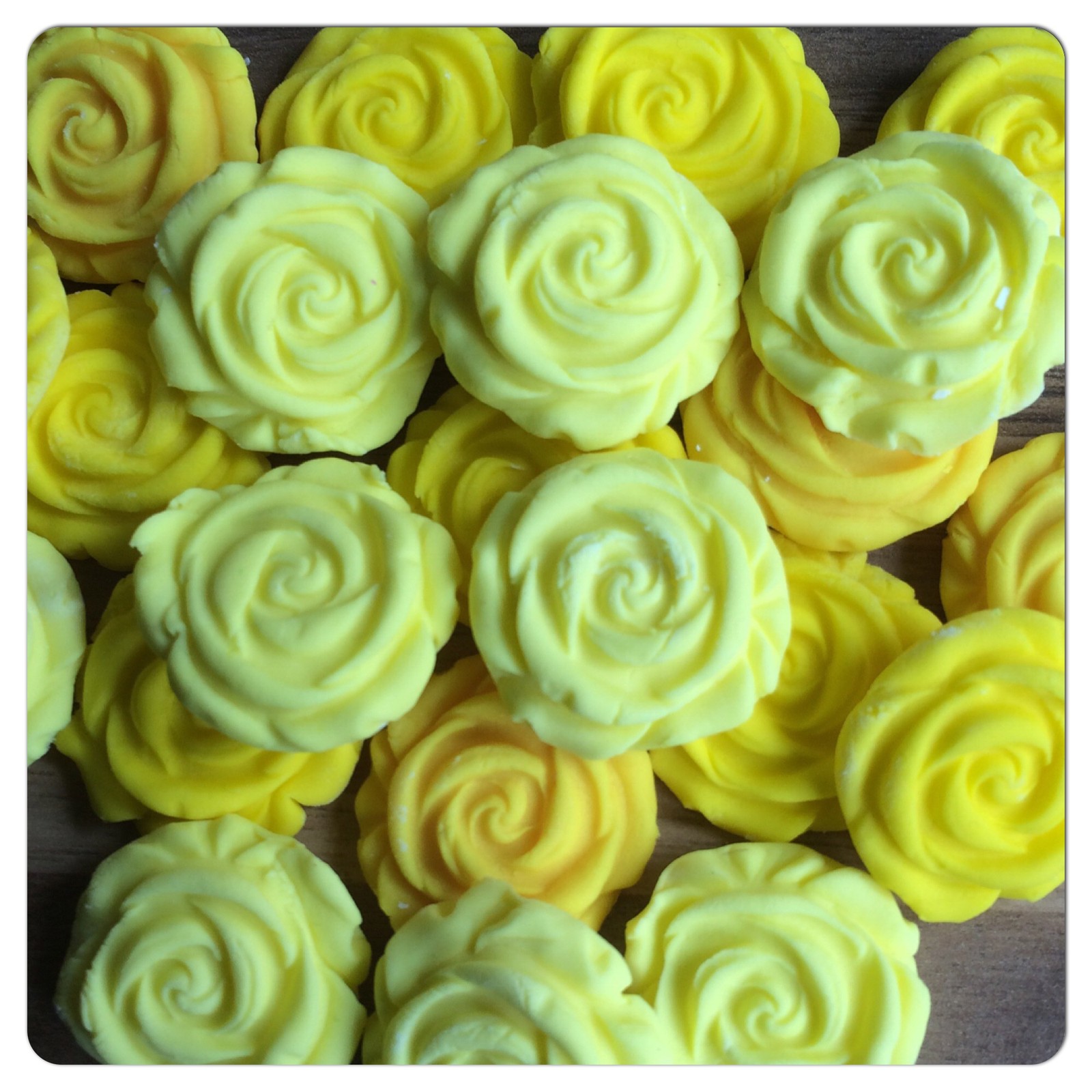 SUGAR PASTE ROSES Edible Flowers Fondant Cake Cupcake Decoration ...