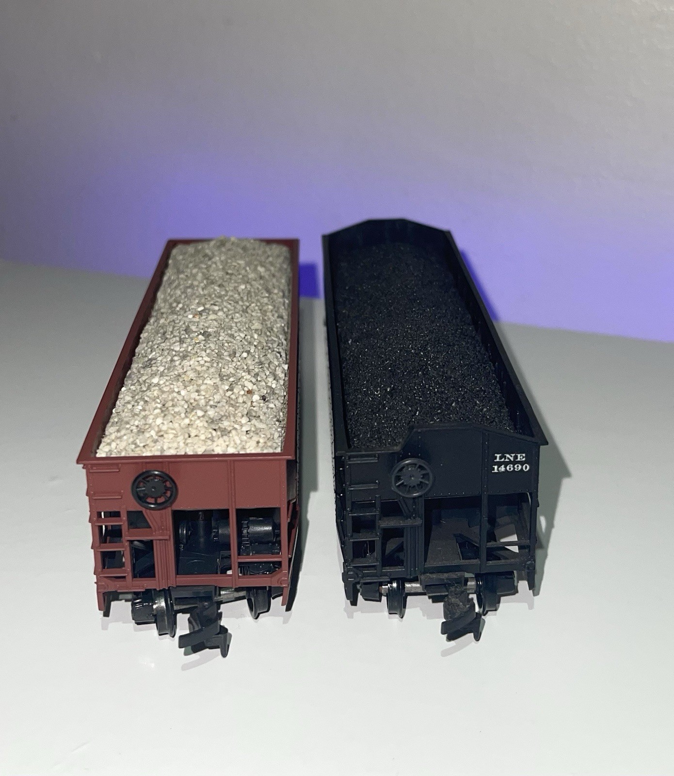 (2) HO Scale Open Hoppers with loads - D.L.&.W Lackawanna & Lehigh New ...