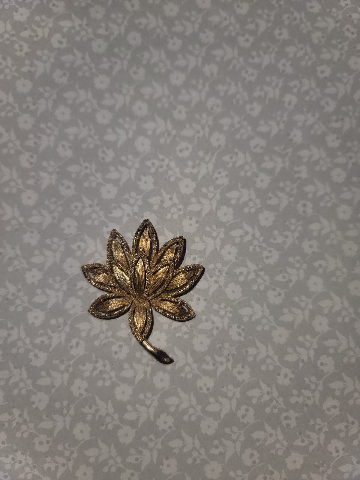 Vintage Avon Signed Gold Tone Brooch - Gem