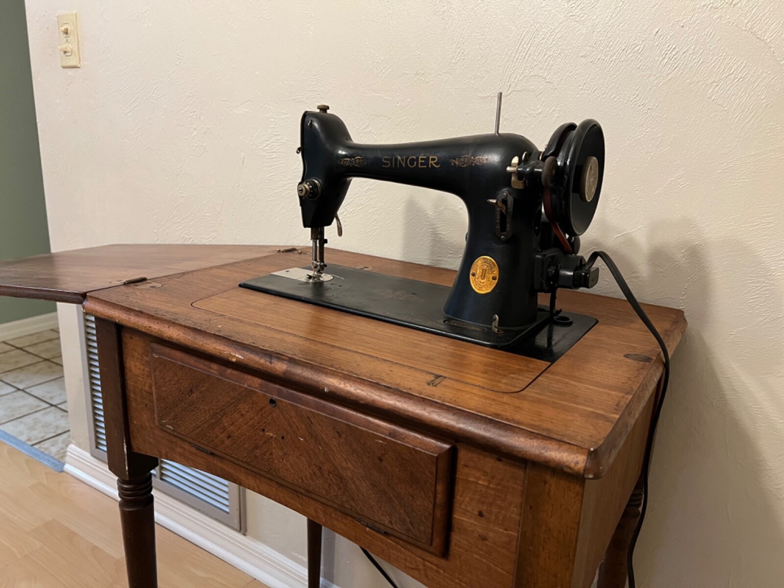 MINT Vintage SINGER 15-91 Sewing Machine In Hideaway Wood Table | eBay