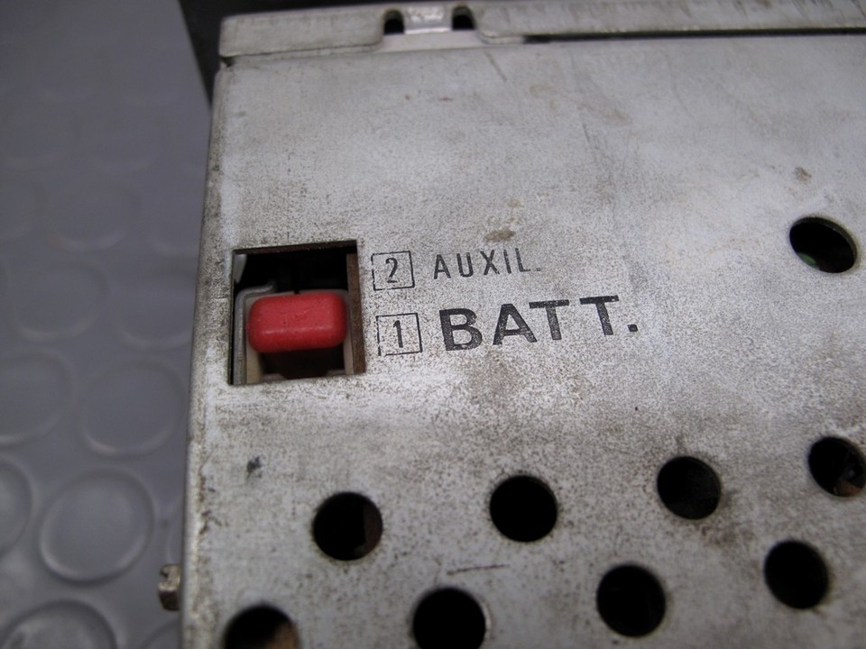 AUTOVOX CAR RADIO VINTAGE CAR AM RADIO 60s 12V or 6V NEGATIVE or ...