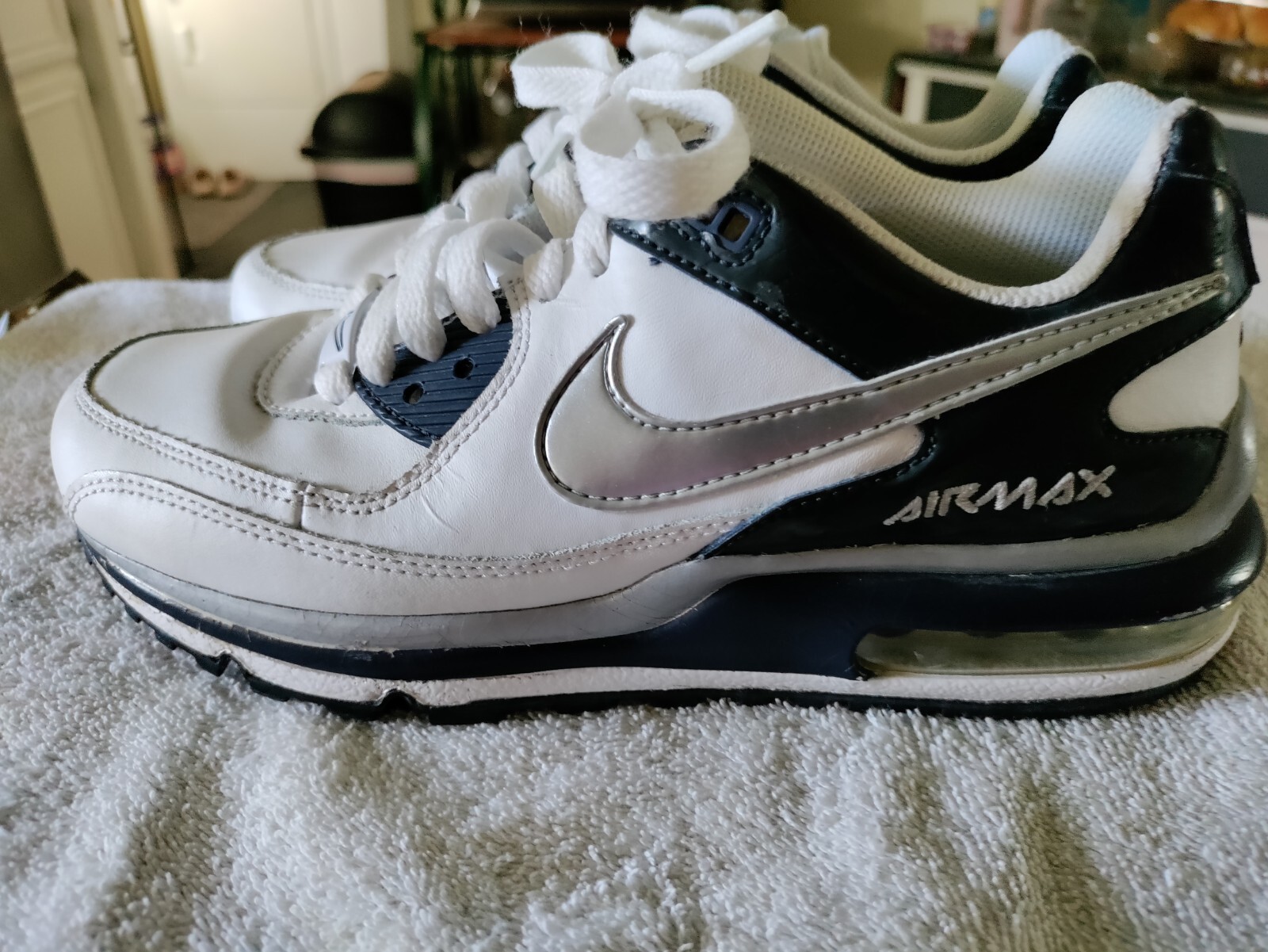 NIKE AIR MAX Youth Size 4 5 Vintage 2010 EBay nike-air-max-youth-size-4-5-vintage-2010-ebay