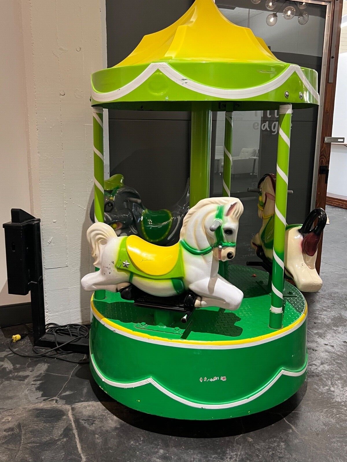 ** Working Coin Operated Carousel Kiddie Ride Amusement Merry Go Round ...