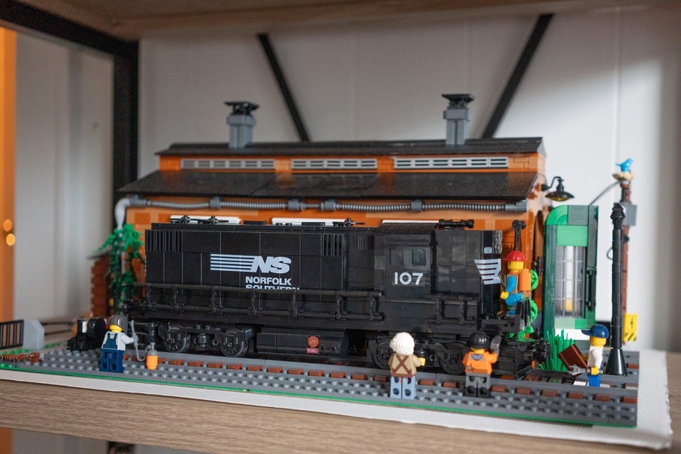 LEGO Old Train Engine Shed 910033 Brick with GP9 Engine | eBay