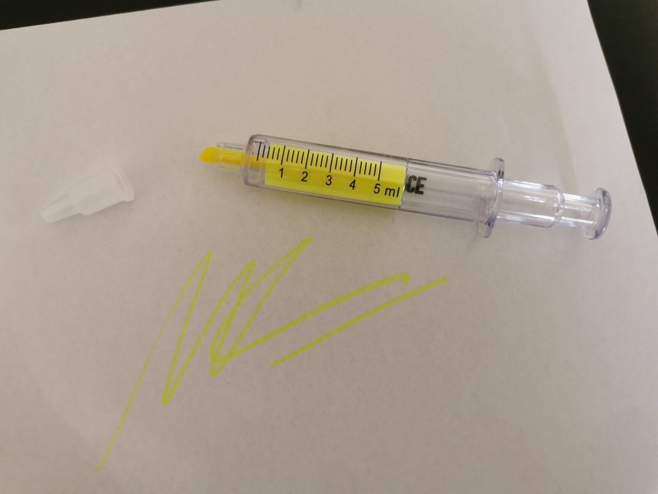 THE SUBSTANCE ACTIVATOR HIGHLIGHTER - gadget movie DEMI MOORE FARGEAT ...