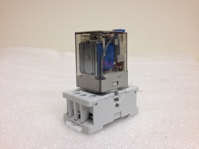 Allen Bradley Relay 700-HA32Z24-3-4 (lot of 2) & 700-HN100 Base (lot of ...