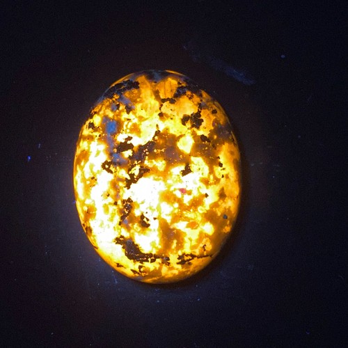 Palm Under UV Very Bright Yooperlite Yooper Stone Lake Superior Glowing ...