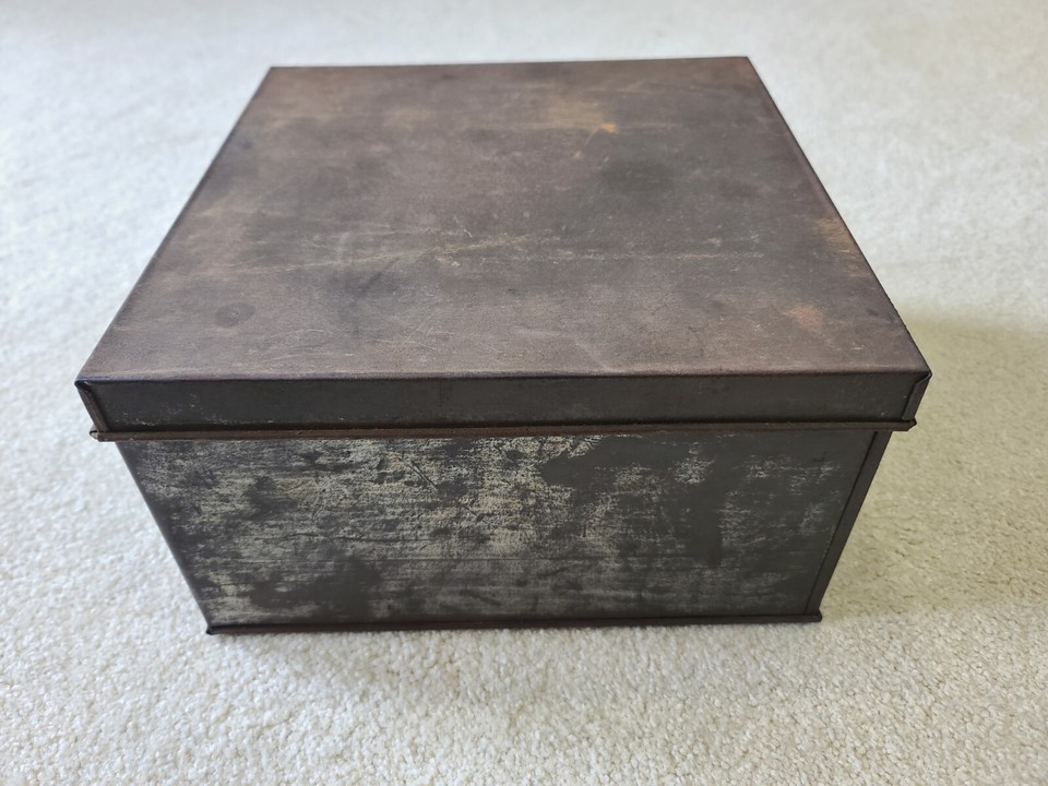 Independent Baking Co., Davenport, Iowa, Fine Biscuit, hinged tin box ...