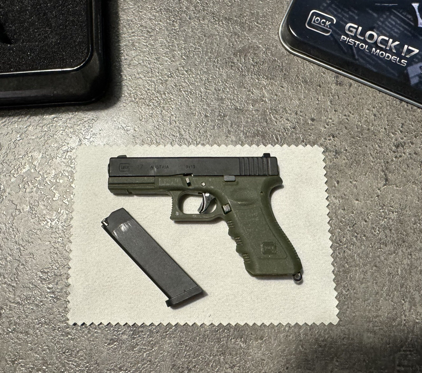 Glock Mini G.17 Gun Schlüsselanhänger 1:3 Model mit 6 Auswurfhülsen. | eBay