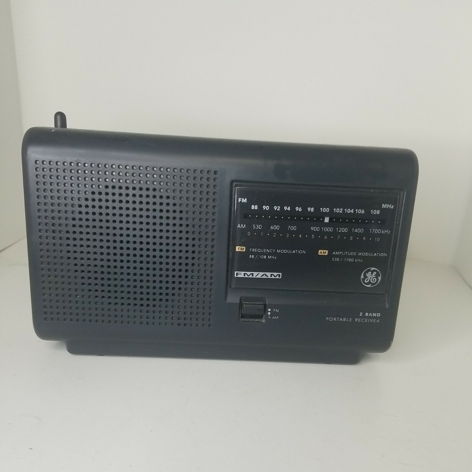 General Electric GE Radio AM/FM Radio 90s Model No. 7-2662C Mono AC ...