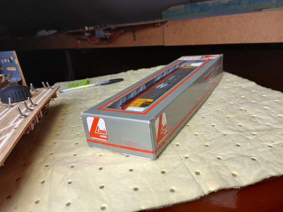 Lima 205234A1 OO Railfreight Red Stripe Grey Class 31327 Phillips ...