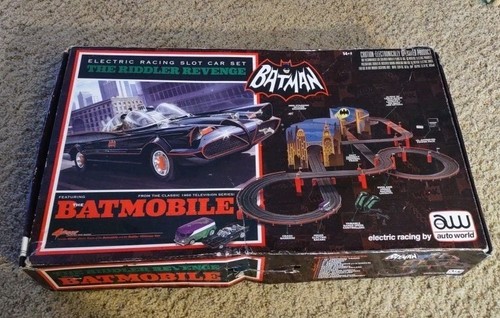 Batman AutoWorld Electric Racing Slot The Riddler Revenge BATMOBILE 100 ...