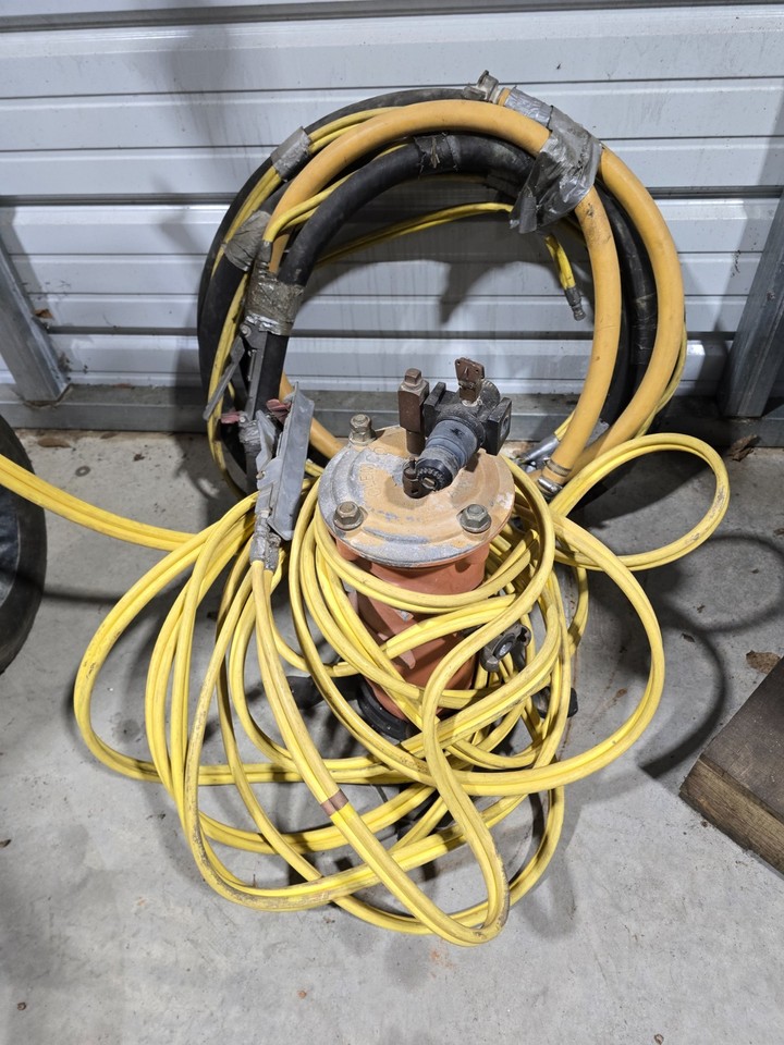 Clemco Classic 150 Sandblasting Pot Blast Machine w/ Hoses and Nozzle ...