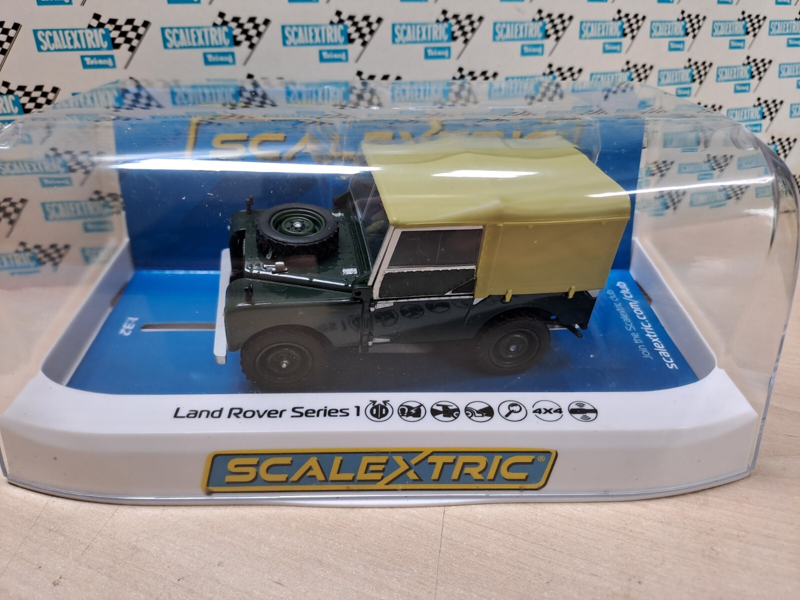 Scalextric C4441 Land Rover Series 1 1:32 Model Kit - Green (C4441) for ...