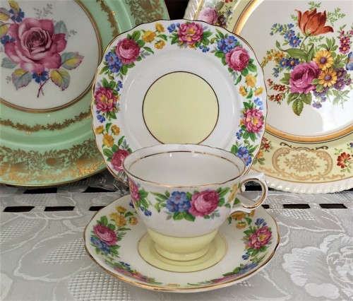 VINTAGE COLCLOUGH BONE CHINA ENGLAND YELLOW & FLORAL PATTERN TRIO C1945 ...
