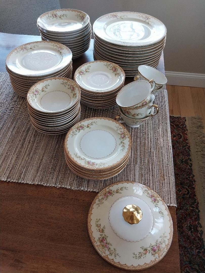 Vintage 71-Piece Set of MEITO CHINA fine porcelain V2564 Pattern Hand ...