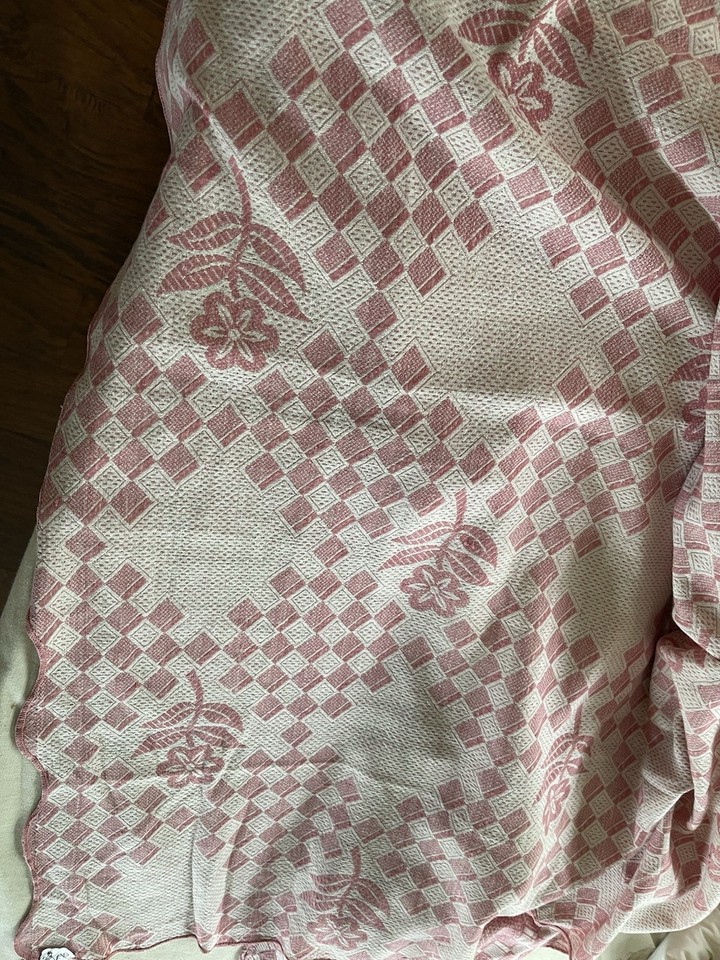 pink red coverlet Scolloped Edges Cotton Jacquard Reversible Vintage ...