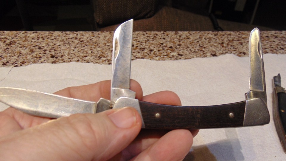 VINTAGE SET OF 2 DAMANGED 3 BLADE FOLDING KNIFES / BUCK 701 & BUCK 303 ...