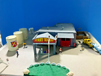 N SCALE DPM BUILDING JERRY RIGGS QUICK SERVICE WITH PARKING LOT/PEOPLE ...