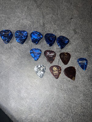 HUGE LOT OF 112 FENDER THIN GUITAR PICKS & 7 MORE OTHER PICKS TOTAL 119 ...
