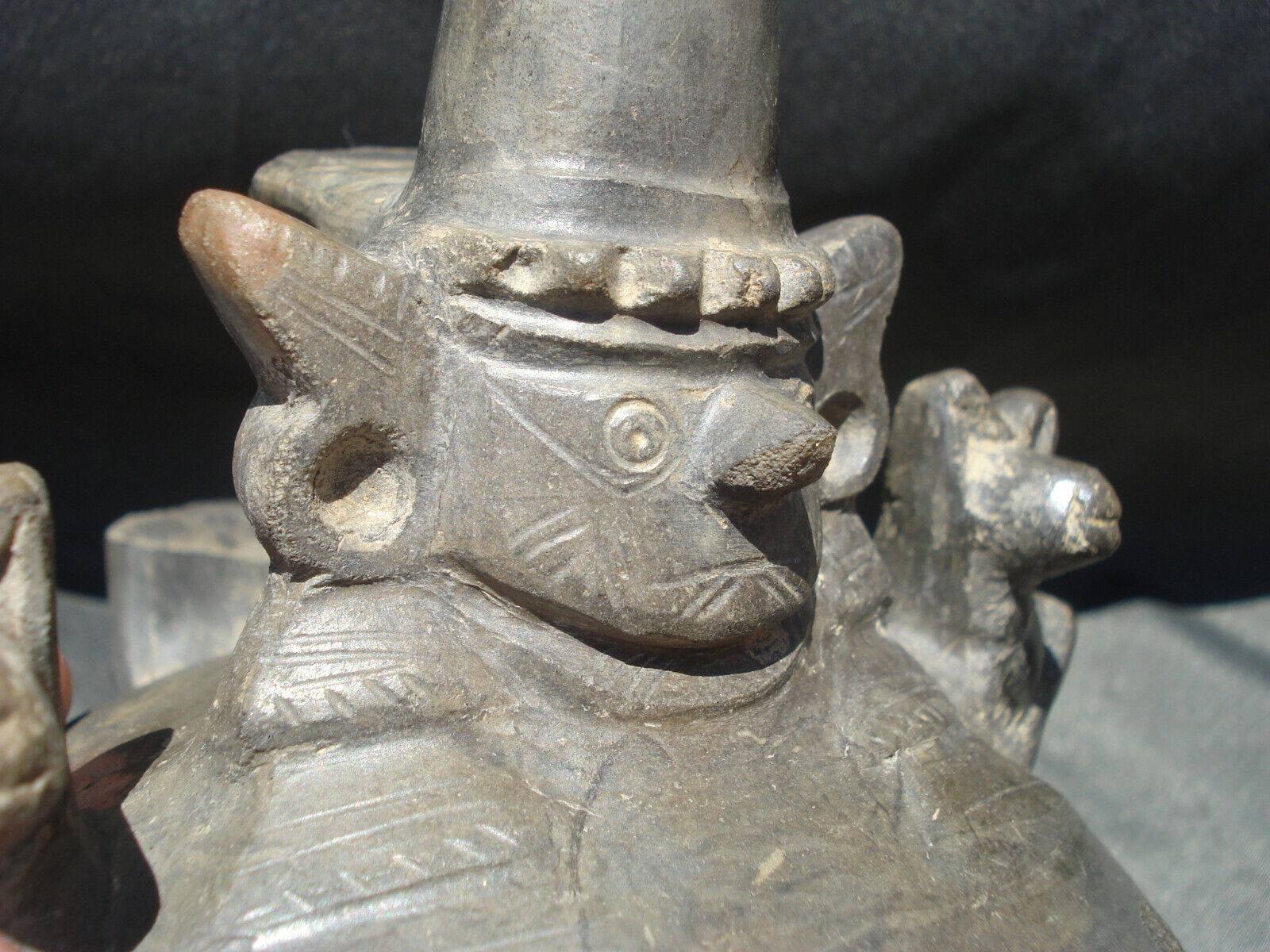 PRE-COLUMBIAN VESSEL WARRIOR KING WITH DOGS BLACKWARE CHIMU PERU 1000 ...