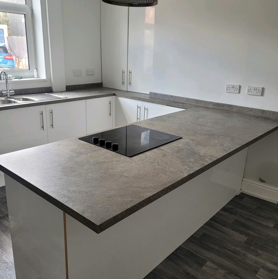 Kitchen Units Base And Wall Units Work Tops ,and All Appliances Cooker ...