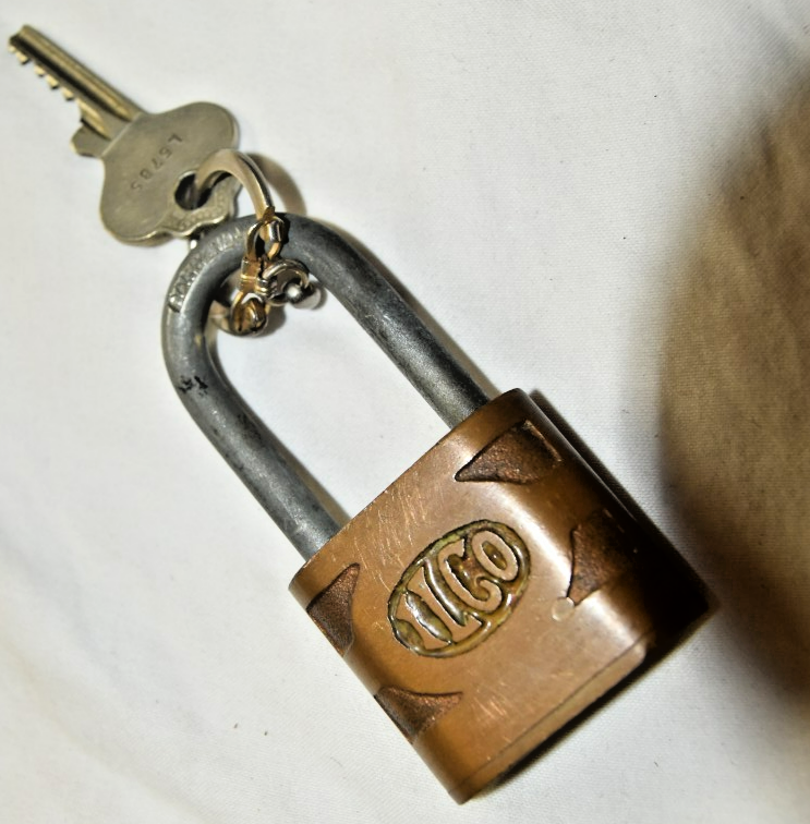 4 VTG pad locks, ILCO Barss w/ key, Yale Lock w/key, Slayco Brass w/key ...